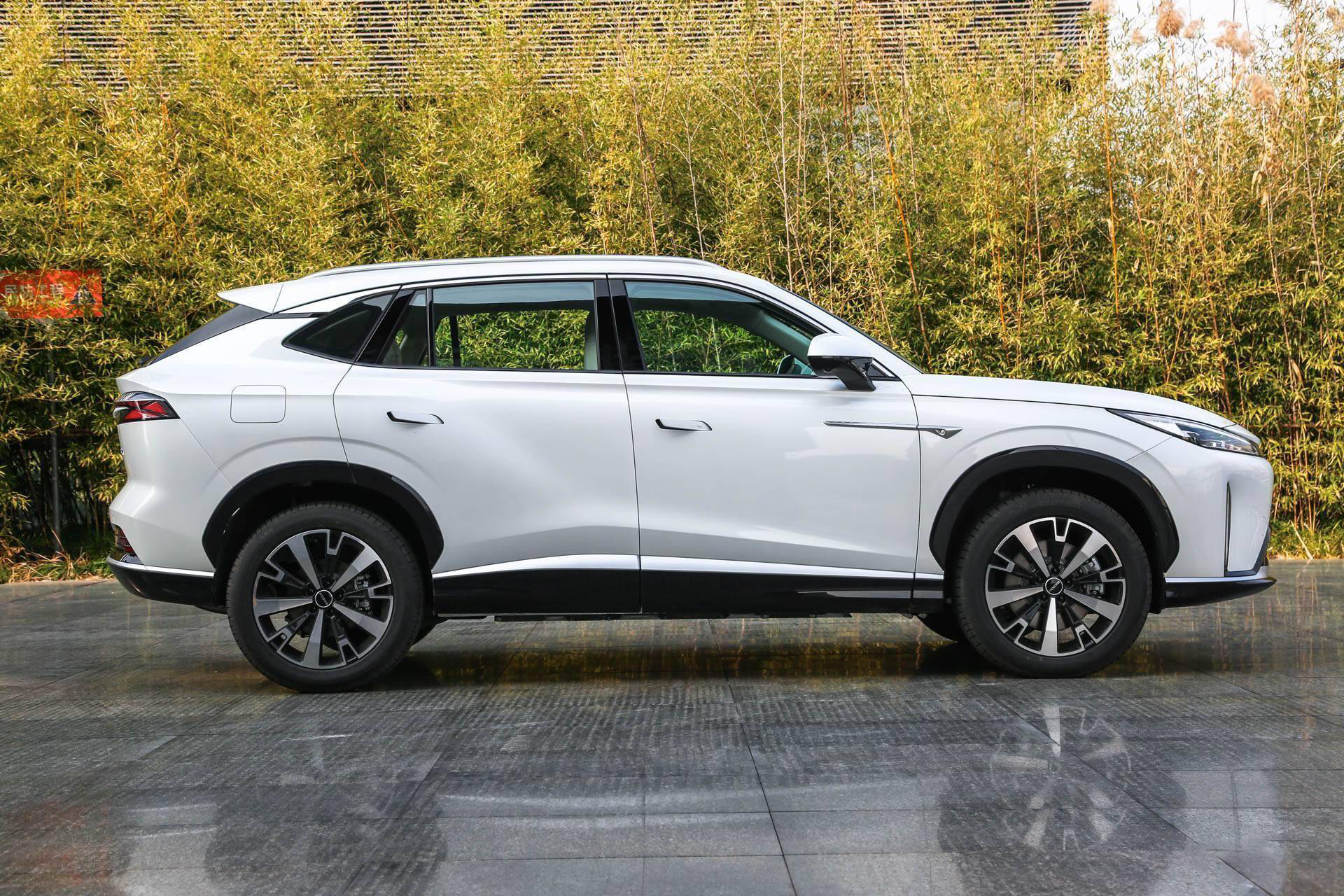 家庭出行新选择？ 动态体验荣威 D5X DMH