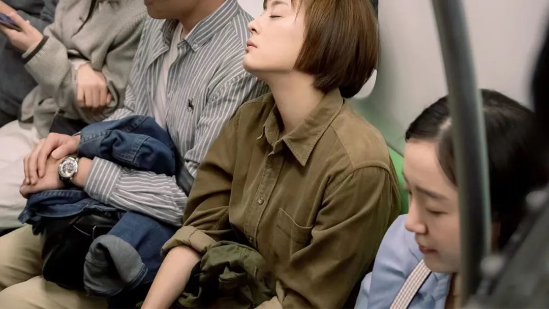 比人到中年更惨的，是人到中层