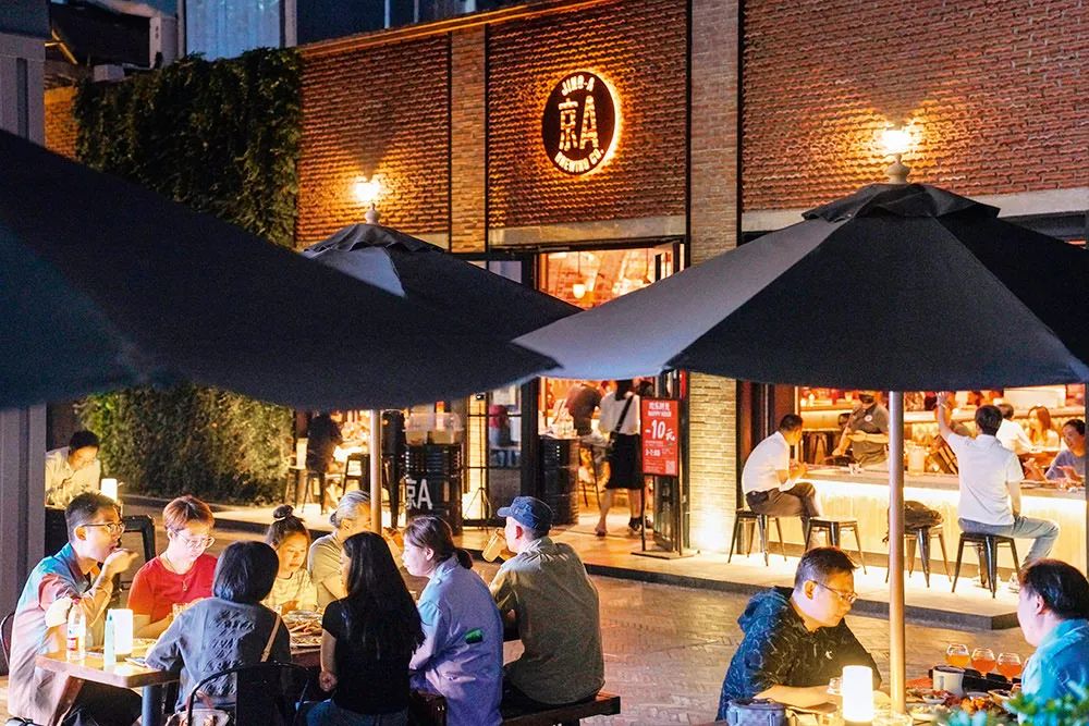 北京打工人难得的消费升级：钻进胡同喝精酿